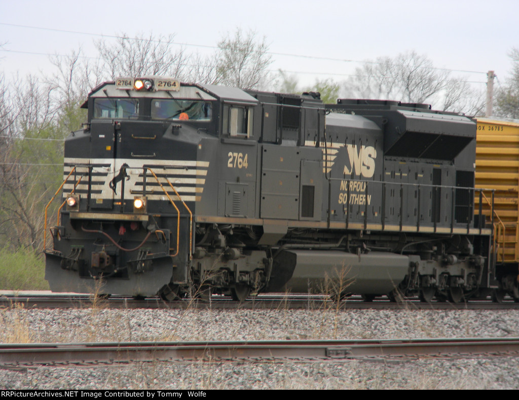 NS 2764 leads NS Train D27